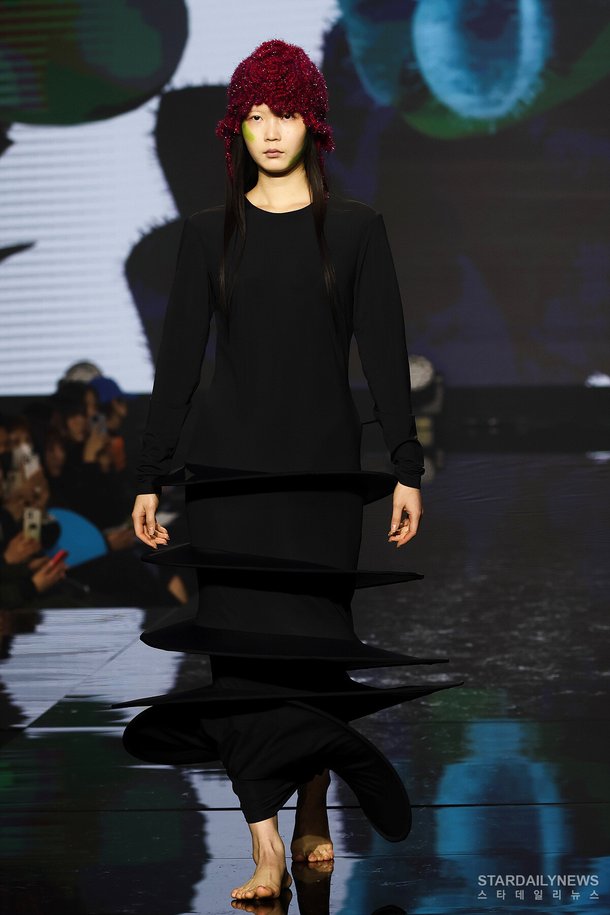 [S포토] 도전적이고 독보적인 디자인세계를 구축한 선우(SUN WOO) 컬렉션 'LOOK 36~' (캣워크 페스타) : 네이트 연예