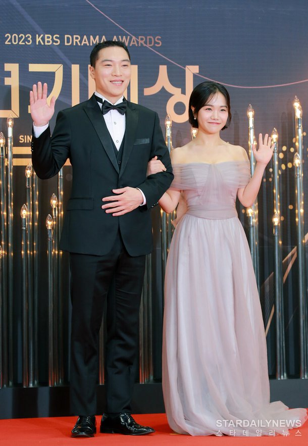 [S포토] 최영우-홍나현, '환한 미소' (2023 KBS 연기대상) : 네이트 연예