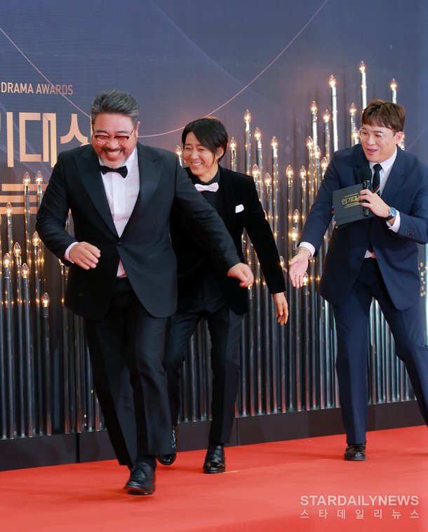 [S포토] 이원종-최수종-MC배, '무대 위는 추격전' (2023 KBS 연기대상) | 아이돌24시 : 네이트 연예