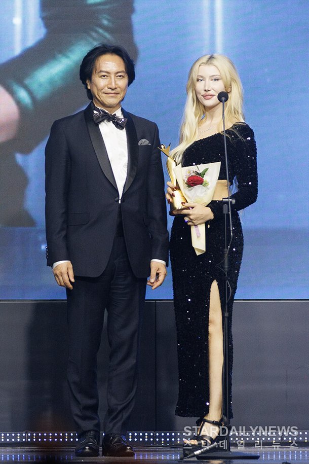 [S포토] KIM NARMIN, '유니밴드 패셔니스타상 수상~' (2024 아시아모델어워즈) : 네이트 연예