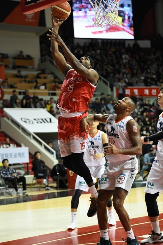 현장리뷰] '4Q 폭발' KGC, 3연승+3위로…전자랜드 4연패 수렁 : 네이트 스포츠