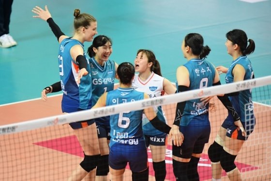 현장리뷰] '삼각편대의 위력' GS칼텍스, 인삼공사 완파하고 2위 탈환 : 네이트 스포츠