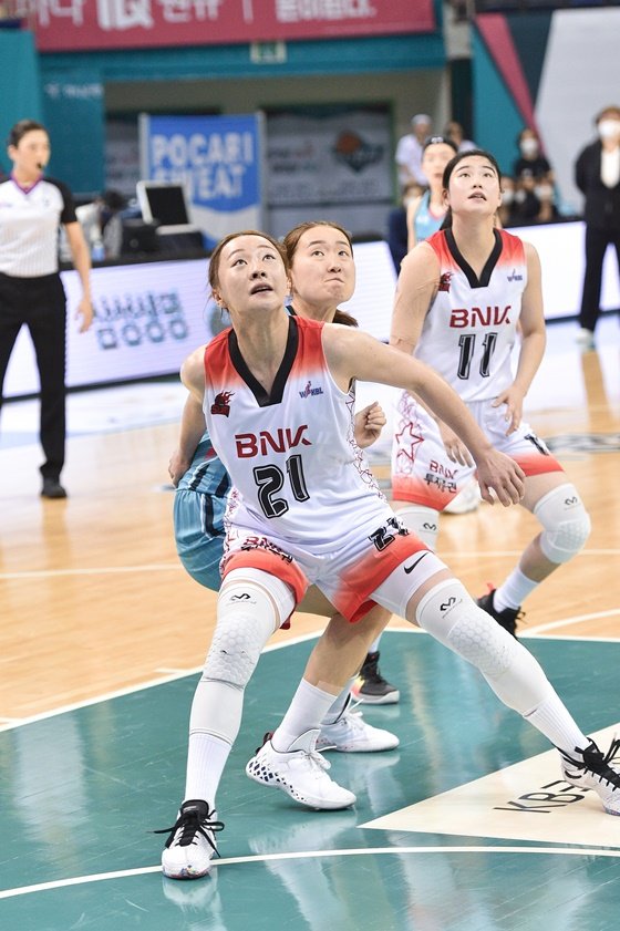 176cm 김진영 투지로 신장 열세 극복, 184cm 하나 빅맨진 상대로 활약 [★부천] : 네이트 스포츠