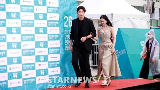 윤균상X김예원, '폭우에 놀란 레드카펫' (2022 BIFAN) [영상] : 네이트 뉴스