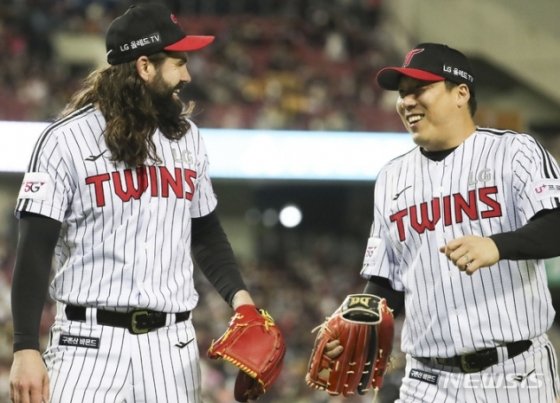 'K 없어도 되네' LG 턱수염 에이스 PS 불패 신화, 가을만 되면 적수가 없다 [PO1] : 네이트 스포츠