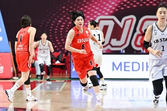 '이소희 커리어 최고의 날' BNK, KB 꺾고 2위 굳히기 [부산리뷰] : 네이트 스포츠