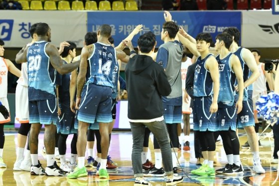 '이승현 더블더블+허웅 13점 6AS' KCC, 캐롯 꺾고 단독 5위 : 네이트 스포츠