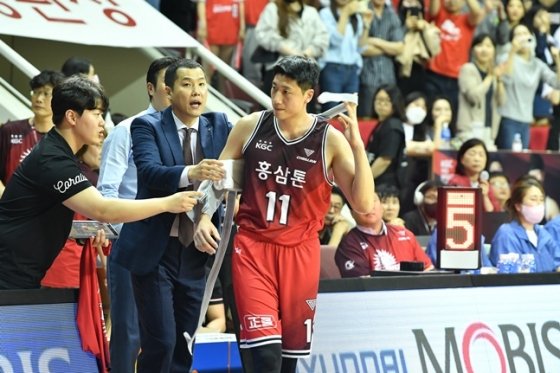 KGC 2년 만에 왕좌 탈환! 역대 첫 결승 7차전 연장승부서 100-97 승리…오세근 MVP : 네이트 스포츠