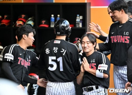 '1·2위 대결 인천에서 무슨일이?' LG, SSG 14-0 대파 '1위 탈환', 오씨 형제+임찬규 대활약 [인천 현장리뷰] : 네이트 스포츠