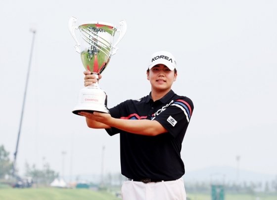 '하늘에 바친 트로피' 아마 장유빈 우승, '상금 1억→0원'이지만 항저우 AG 기대감 키웠다 [KPGA] : 네이트 스포츠