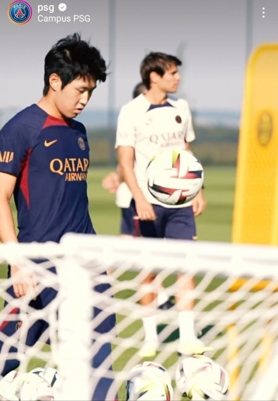 이강인 이제 뛴다! 홀로 회복훈련→팀훈련 복귀…'폭풍 공격' 개인기+패스+슈팅까지 완벽 : 네이트 스포츠