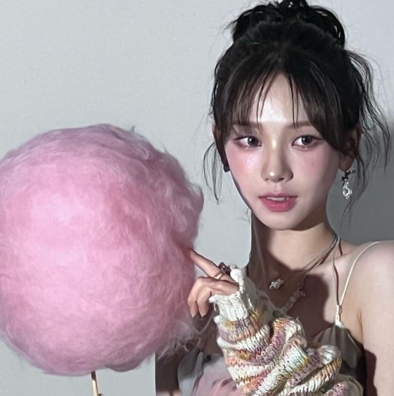 에스파 카리나, 솜사탕 들고 소두 인증…'상큼美' 만개[스타IN★] : 네이트 연예