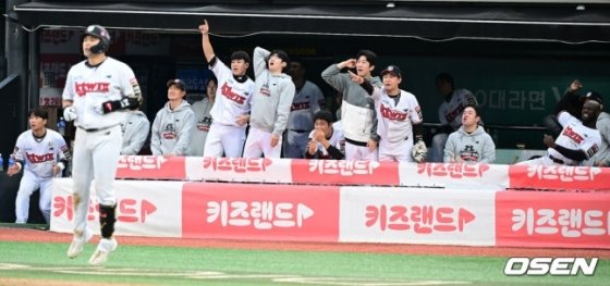 'LG 나와라' KT가 잠실로 간다! '패패승승승' 리버스 스윕 성공! 2년 만에 한국시리즈 진출 'V2 도전' [수원 PO5 현장리뷰] : 네이트 스포츠