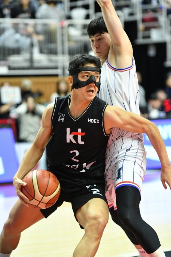 '마스크 투혼' 허훈, 코 성형 의혹(?)에 "내가 봐도 날렵해졌다"…KT, KCC 꺾고 3연승 질주 '공동 3위' 점프(종합) : 네이트 스포츠