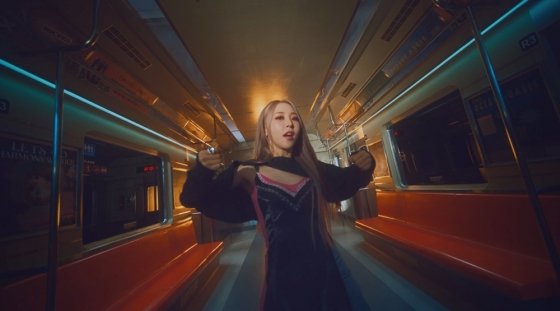 파워풀 퍼포먼스! 문별, 'TOUCHIN&MOVIN' MV 티저 공개 : 네이트 연예