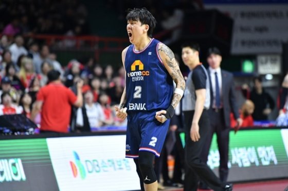 슈퍼팀 KCC '광분의 2쿼터' KBL 새 역사 썼다! 3연승으로 4강 진출, 이제 DB와 맞대결 [6강PO3 현장리뷰] : 네이트 스포츠