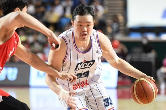 슈퍼팀 KCC '광분의 2쿼터' KBL 새 역사 썼다! 3연승으로 4강 진출, 이제 DB와 맞대결 [6강PO3 현장리뷰] : 네이트 스포츠