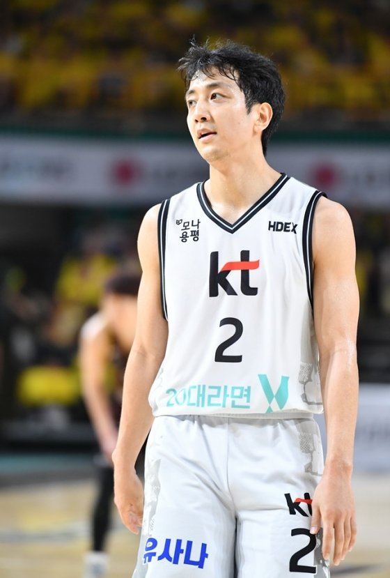 KT 반격 시작됐다! 문성곤 19점 폭발→20점 차 대승…LG 실책에 울었다 [4강PO2 현장리뷰] : 네이트 스포츠