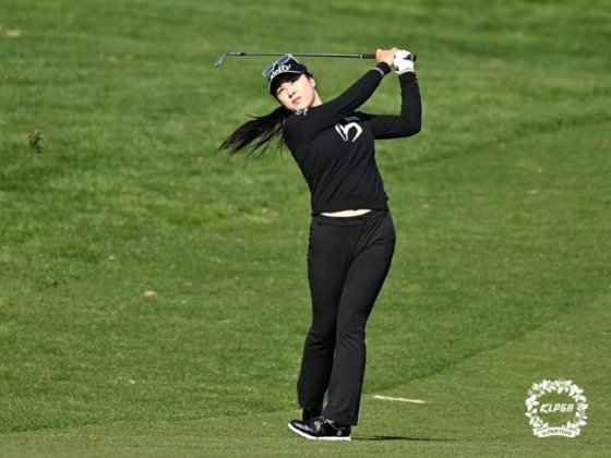 'LPGA 보인다' 윤이나 30위→16위 도약, Q스쿨 3R서 반등 성공…주수빈 7위 : 네이트 스포츠