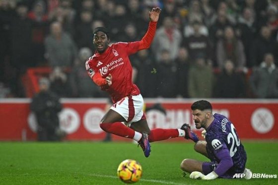 '수비 멀뚱멀뚱' 토트넘 또 무너졌다→무려 '3경기 11실점' 굴욕…'SON 답답하겠네' 치명적 뒷공간 문제 계속 : 네이트 스포츠