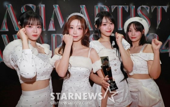 QWER, 'AAA 2024'서 값진 신인상…파죽지세 행보 : 네이트 연예