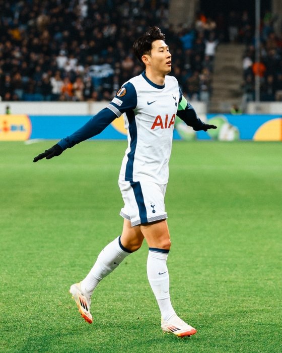 'EPL 11번째' 손흥민 또 대기록! 70-70 클럽 가입, 역대급 '득점+도움' 만능 공격수 입증…베컴도 못한 업적 : 네이트 스포츠