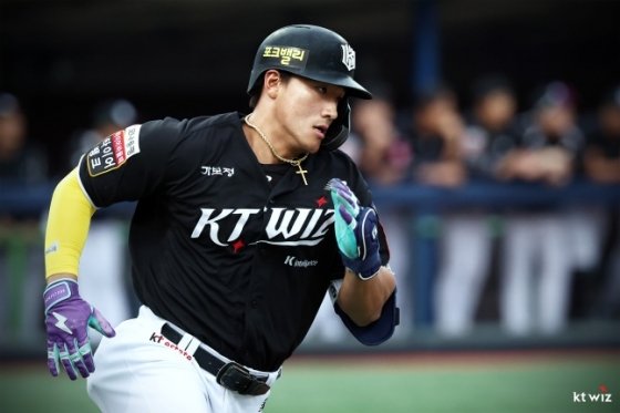 '비거리 130m' 안현민 또 괴력포! KT, LG에 12-4 승리…박민석 데뷔 첫 4안타 폭발 [잠실 DH1 현장리뷰] : 네이트 스포츠