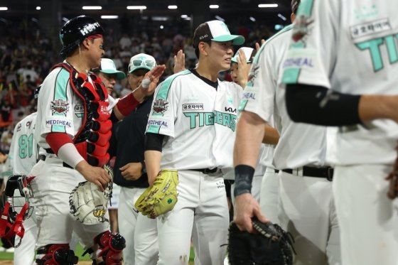 '진짜' 이러다 KBO 새 역사 쓰나→KIA 'ERA 0.00' 또 무실점 쾌투! 사령탑 극찬 "좋은 투수 1명 나왔다" : 네이트 스포츠