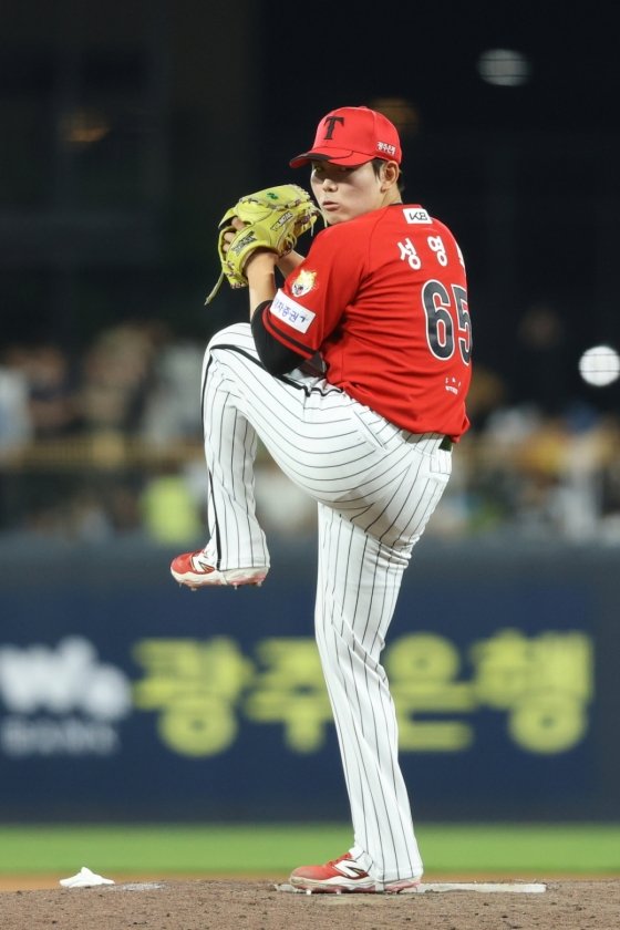 '진짜' 이러다 KBO 새 역사 쓰나→KIA 'ERA 0.00' 또 무실점 쾌투! 사령탑 극찬 "좋은 투수 1명 나왔다" : 네이트 스포츠