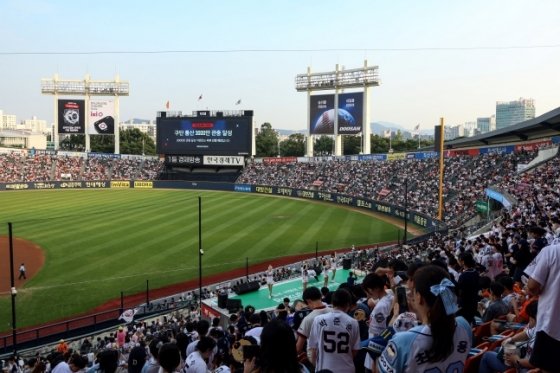 '인기 절정' 두산 베어스, KBO 역대 3번째 3000만 관중 돌파! "최강 10번 타자에 무한한 감사" : 네이트 스포츠