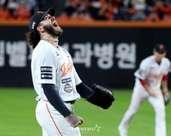 한화 21세기 첫 한국시리즈 우승 도전! '대전에서 19년 만의 KS 열린다' LG와 최초 맞대결 성사 [PO5 현장리뷰] : 네이트 스포츠