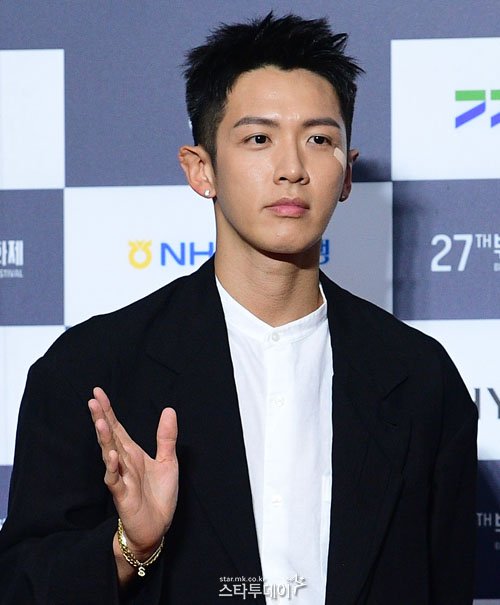 [포토]가진동, 훈훈한 손인사 : 네이트 연예