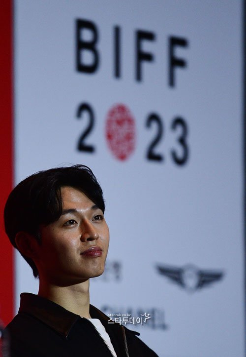 [포토]김우겸, BIFF 2023 설레이는 눈빛 : 네이트 연예