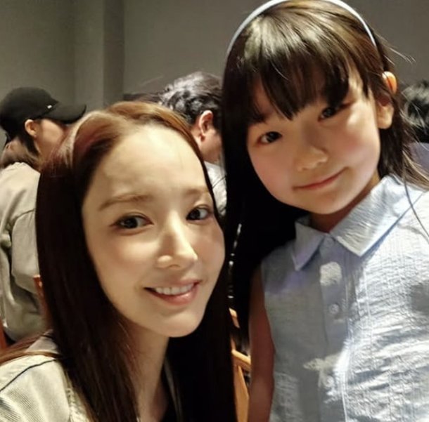 '37kg 뼈말라' 박민영, 아역과 비슷한 얼굴 크기 : 네이트 연예