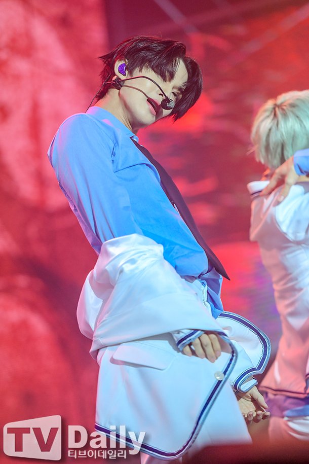 [TD포토] CIX 배진영 '소녀팬들 쓰러지는 퍼포먼스' : 네이트 뉴스