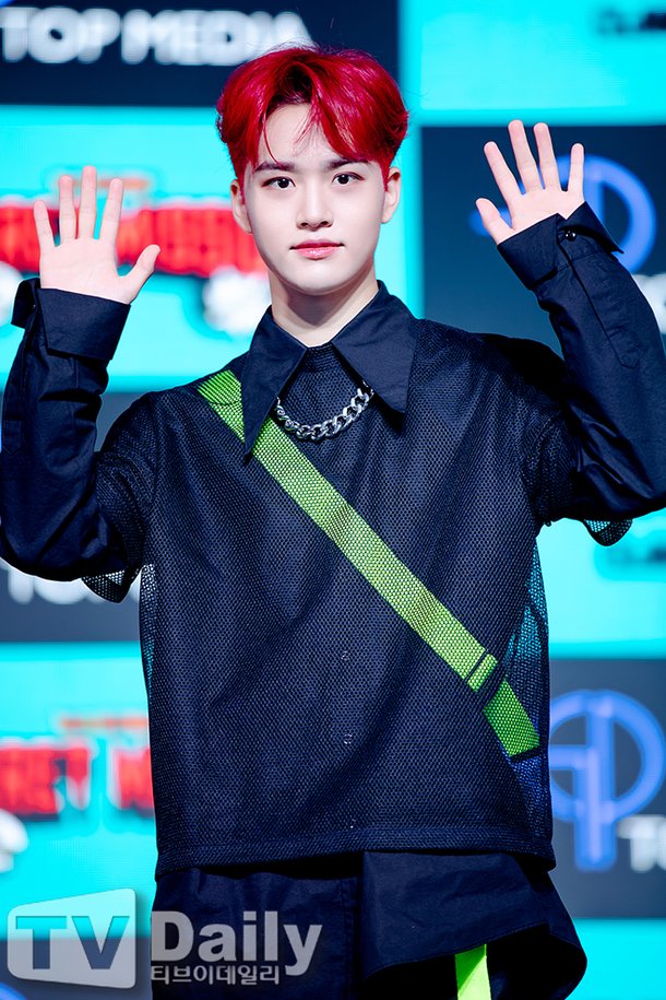 [TD포토] MCND 빅 '귀여운 양손인사' : 네이트 연예