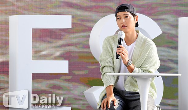 [TD포토] 송중기 'BIFF 관객들과 만나 기뻐' : 네이트 연예