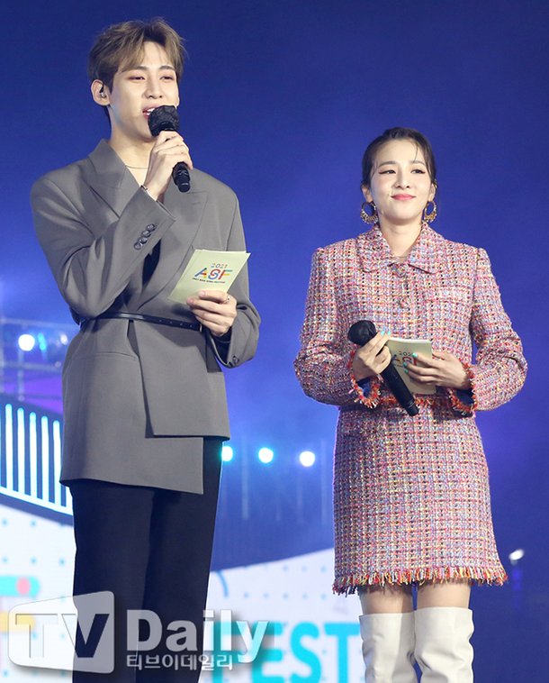 [TD포토] 뱀뱀-산다라박 '아송페 2MC' : 네이트 연예