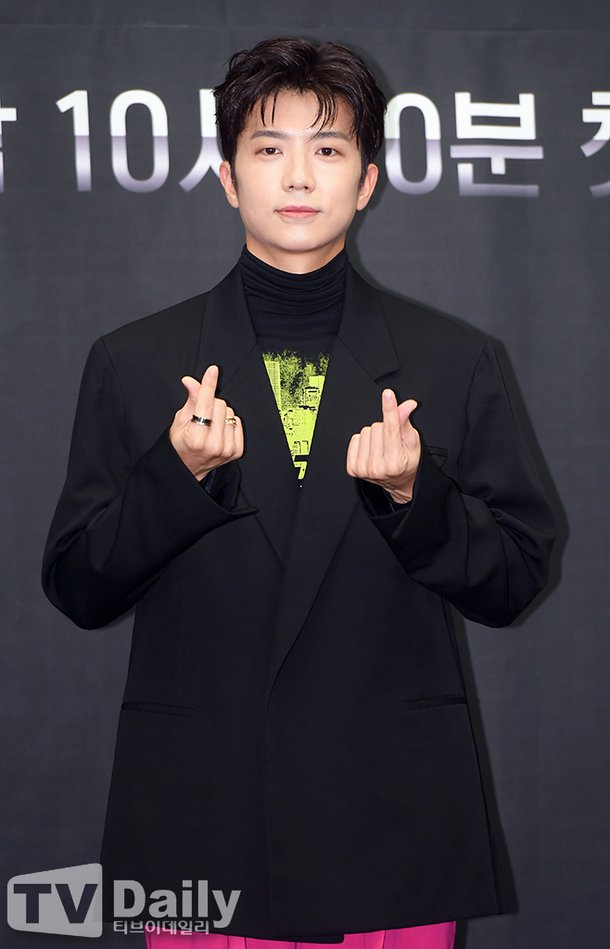 [TD포토] 2PM 장우영 '하트 뿅뿅~' : 네이트 연예