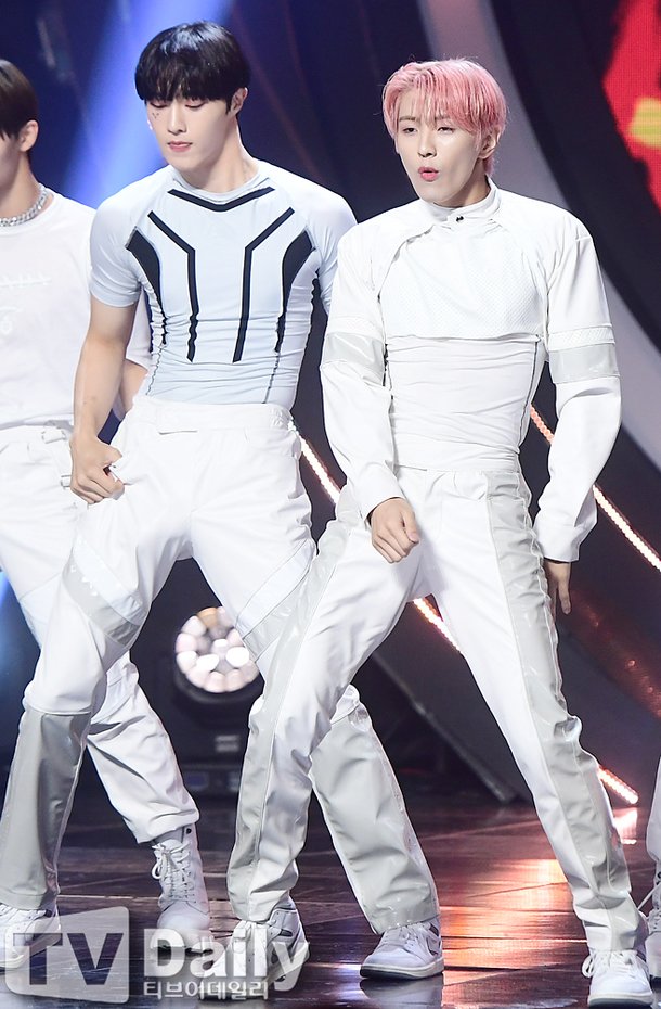 [TD포토] CIX 용희 '컬러풀한 핑크 헤어' : 네이트 뉴스