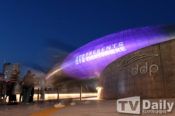 [TD포토] DDP에서 BTS 데뷔 10주년 기념하며 : 네이트 연예