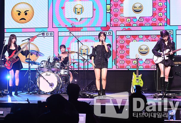 [TD포토] QWER '첫 데뷔 무대' : 네이트 연예