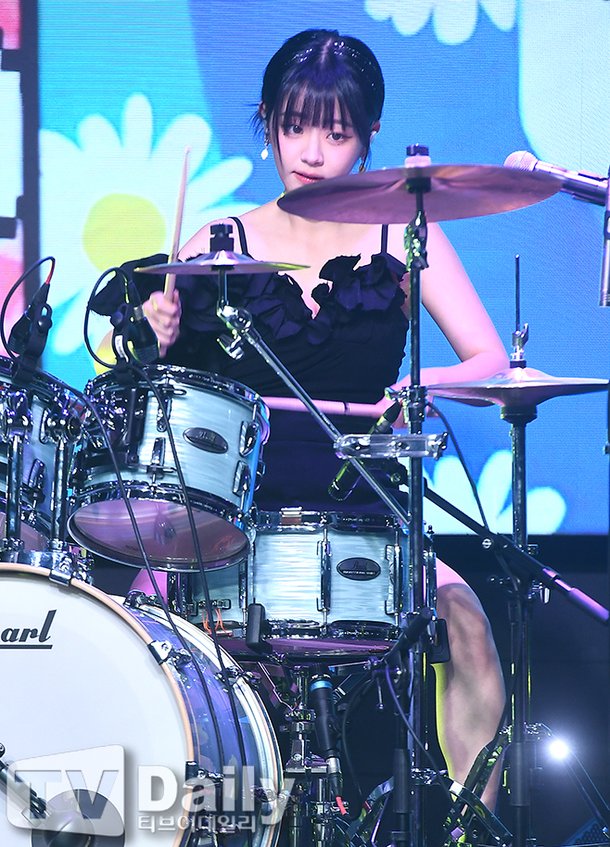 [TD포토] QWER 쵸단 '수준급 연주에 깜짝' : 네이트 연예