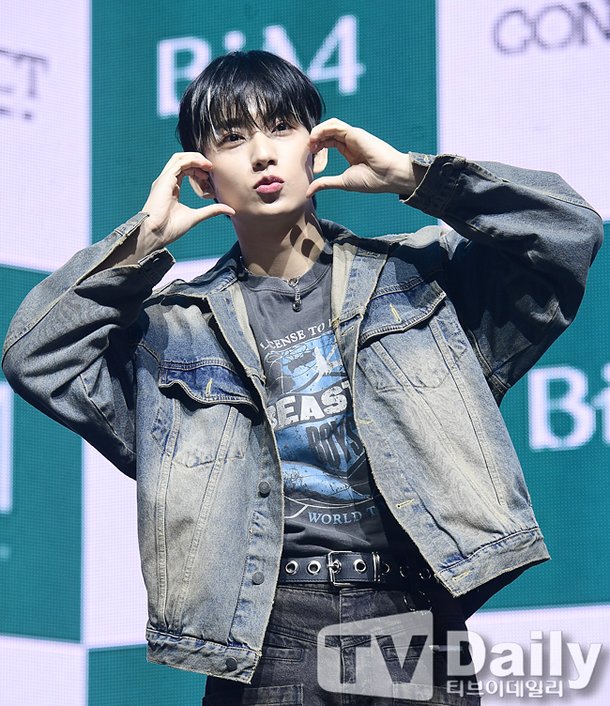 [TD포토] B1A4 공찬 '막내의 하트' : 네이트 연예