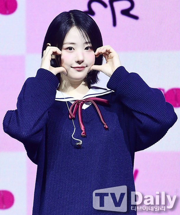 [TD포토] QWER 히나 '사랑스러운 미모' : 네이트 연예