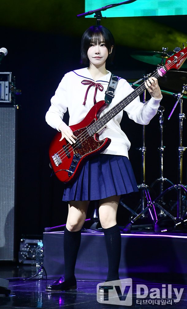 [TD포토] QWER 마젠타 '비주얼 기타 연주자' : 네이트 연예