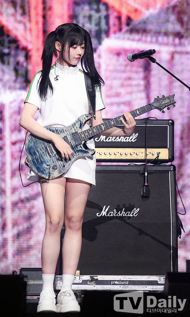 [TD포토] QWER 히나 '우월한 비율' : 네이트 연예