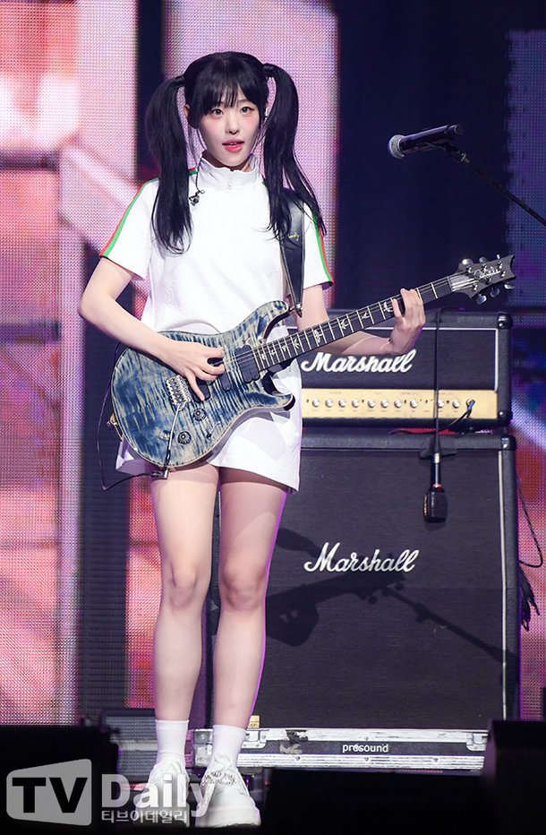 [TD포토] QWER 히나 '대세 비주얼 냥뇽녕냥~' : 네이트 연예