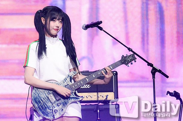 [TD포토] QWER 히나 '기타여신' : 네이트 연예