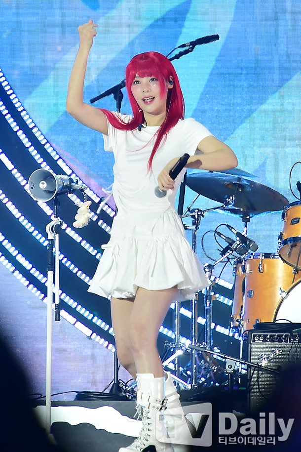 [TD포토] QWER 시연 '강렬한 레드 헤어' : 네이트 연예